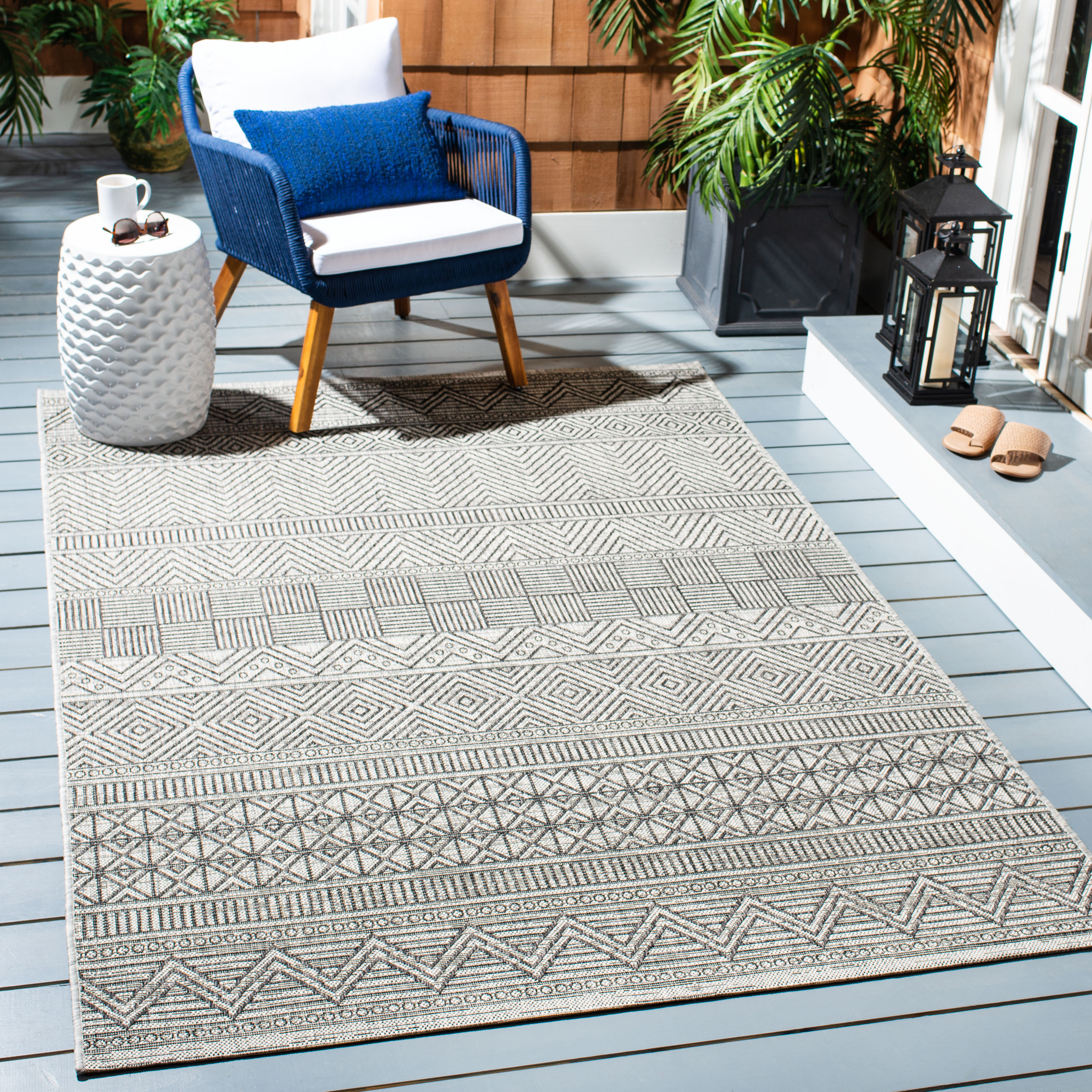 Loon Peak Jacian Geometric Grey/Black Indoor / Outdoor Area Rug ...