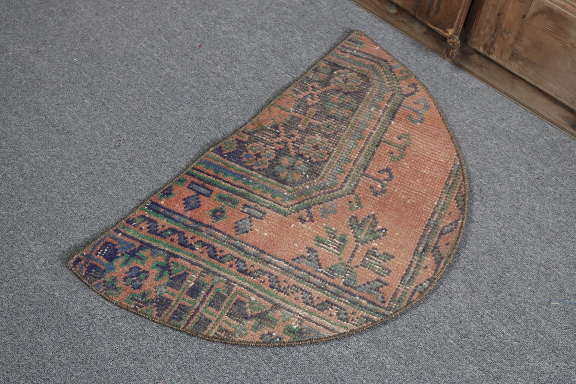 Fleur De Lis Living Handcrafted Round Turkish Rug in Wool with Vibrant ...