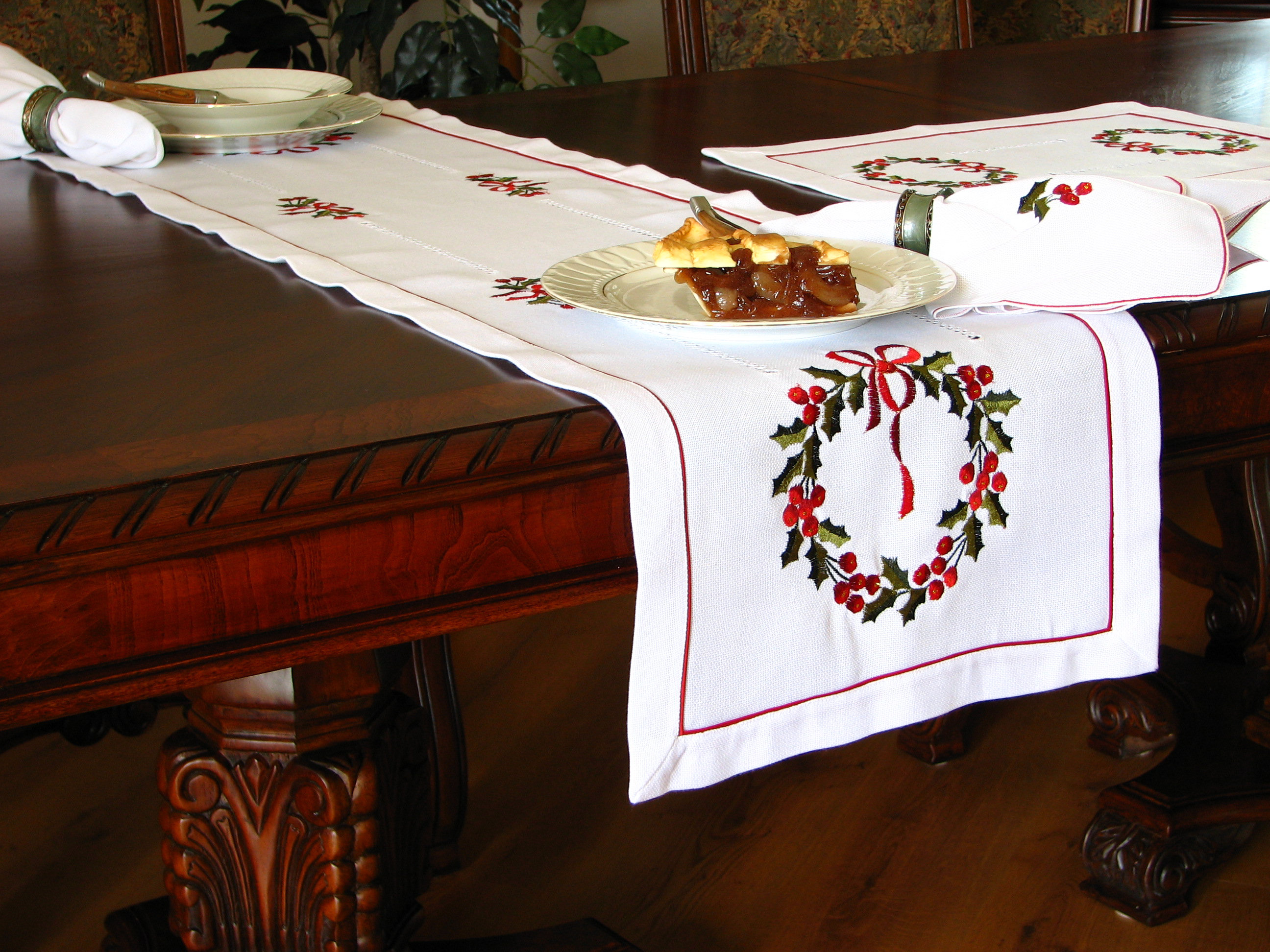 Xia Home Fashions Country Wreath Rectangle Christmas Polyester Table ...