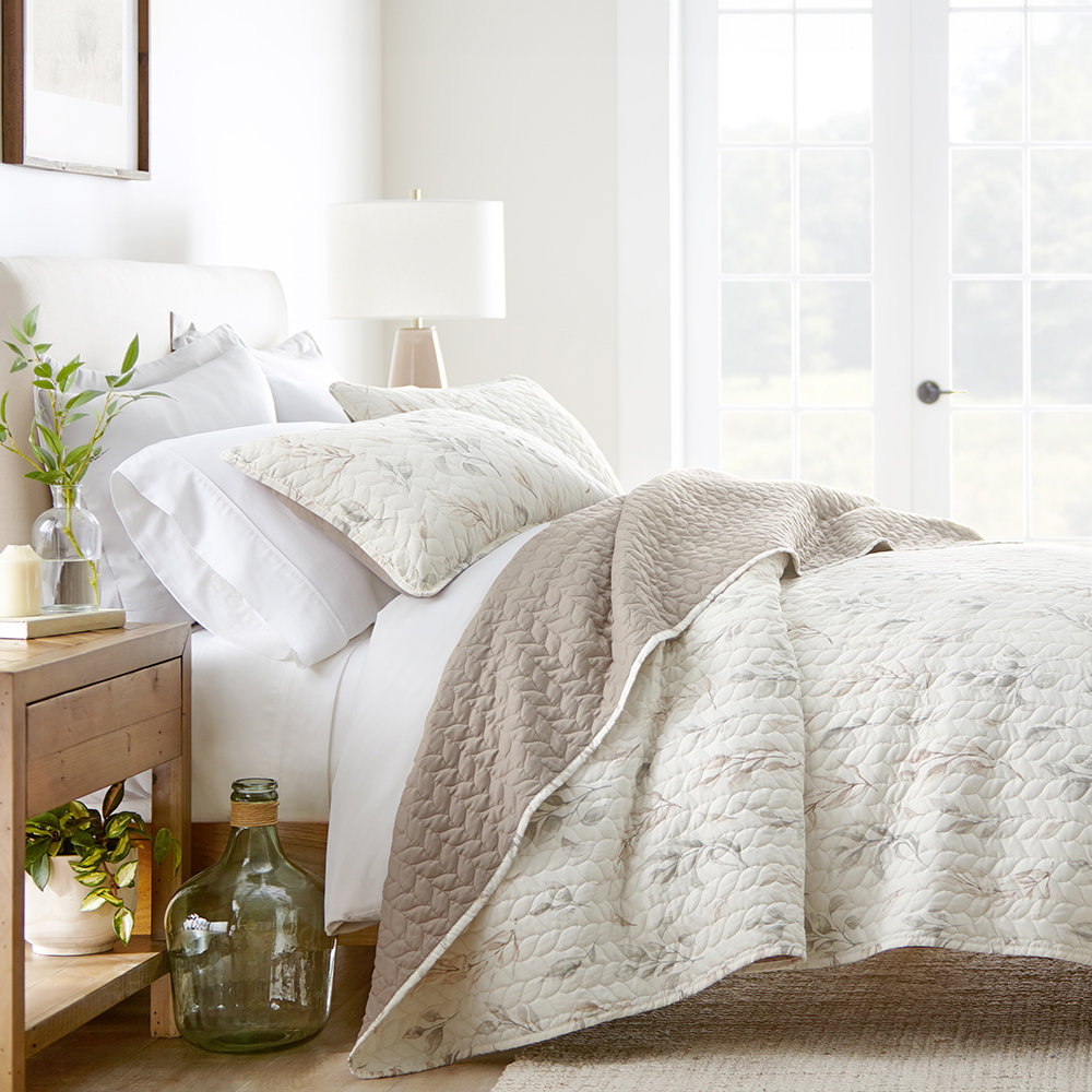 Linens & Hutch Quilt Coverlet Set All Season Patterned Reversible ...