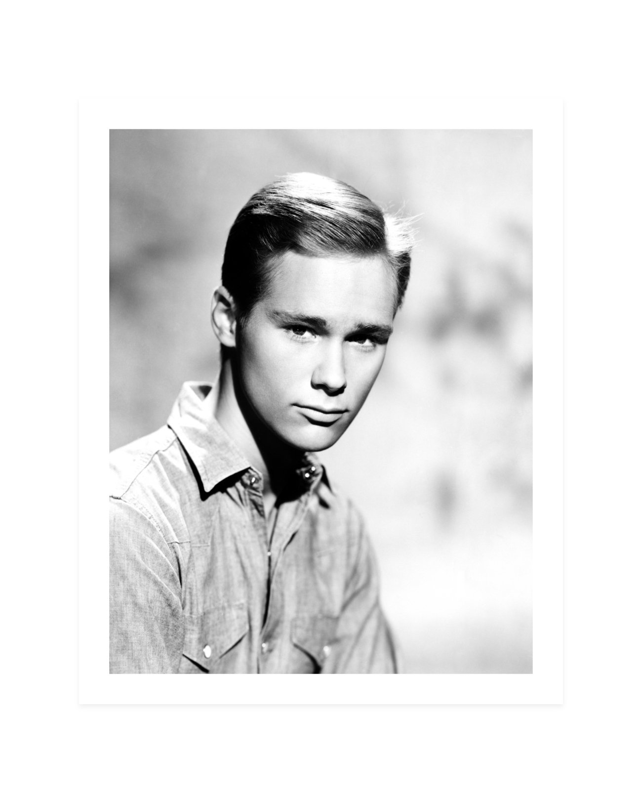 Globe Photos Entertainment Close-up Of Brandon Dewilde On Paper ...