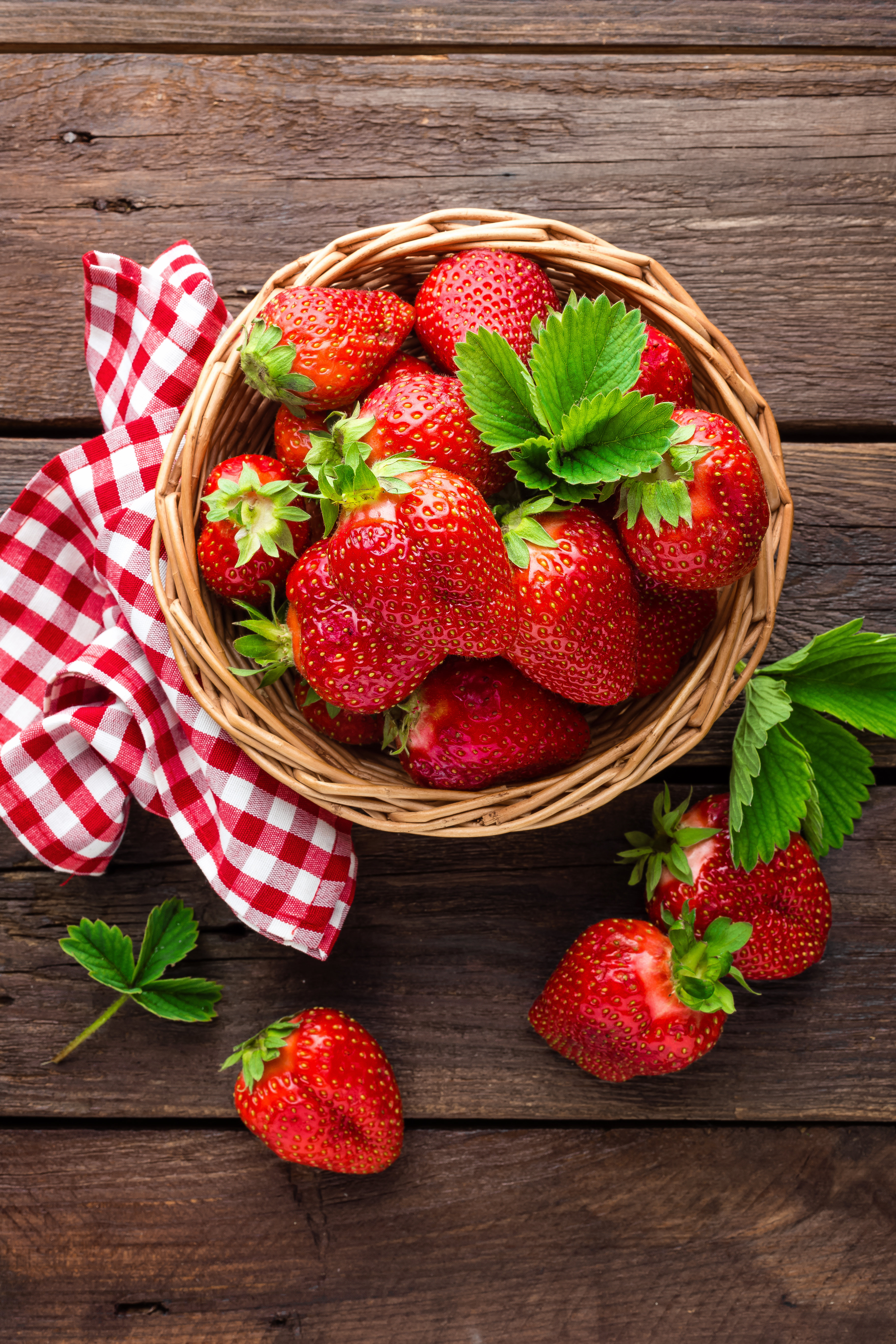 17 Stories Basket of Strawberries by Yelenayemchuk - Wrapped Canvas ...