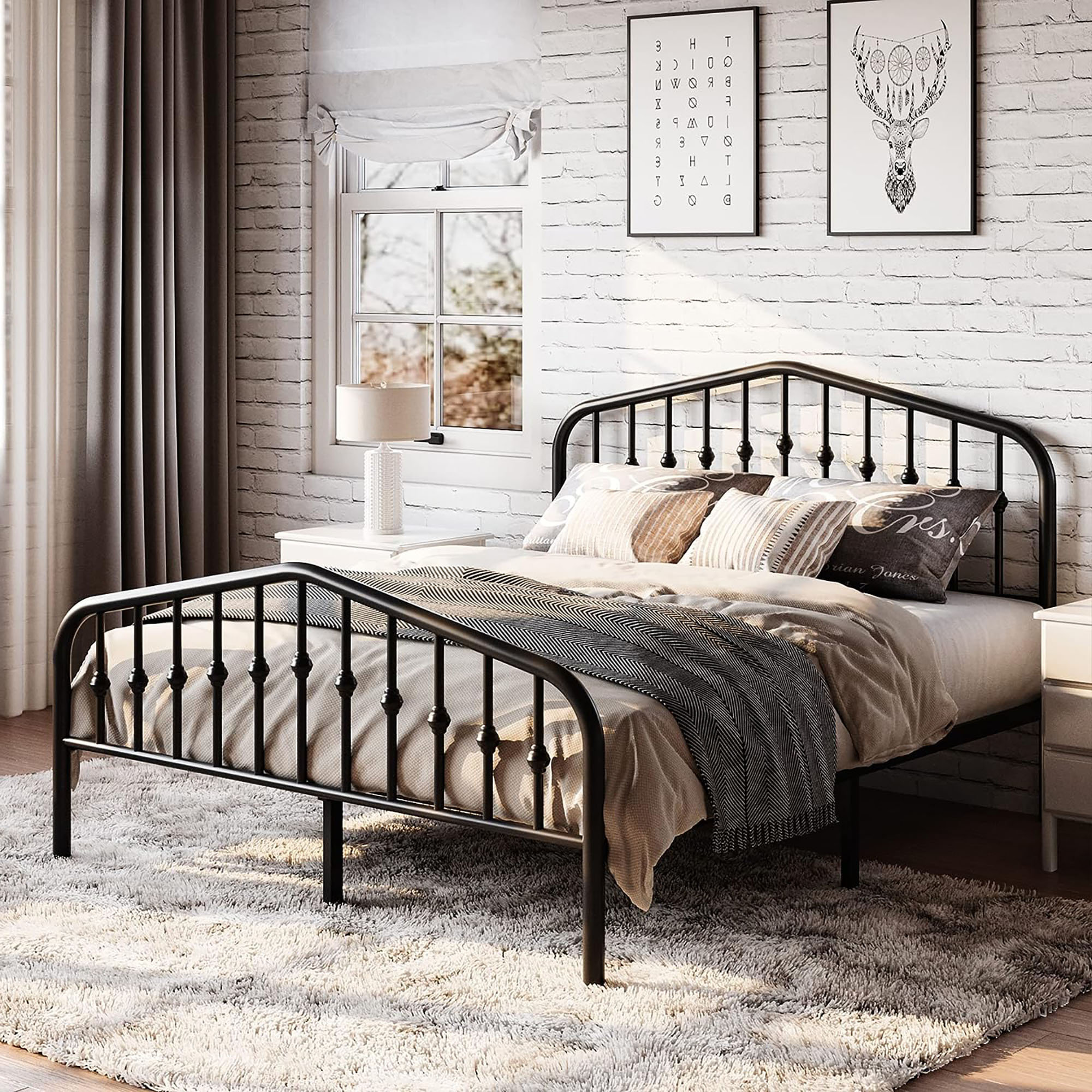 August Grove® Grand lit plateforme en métal de style victorien, tête et ...