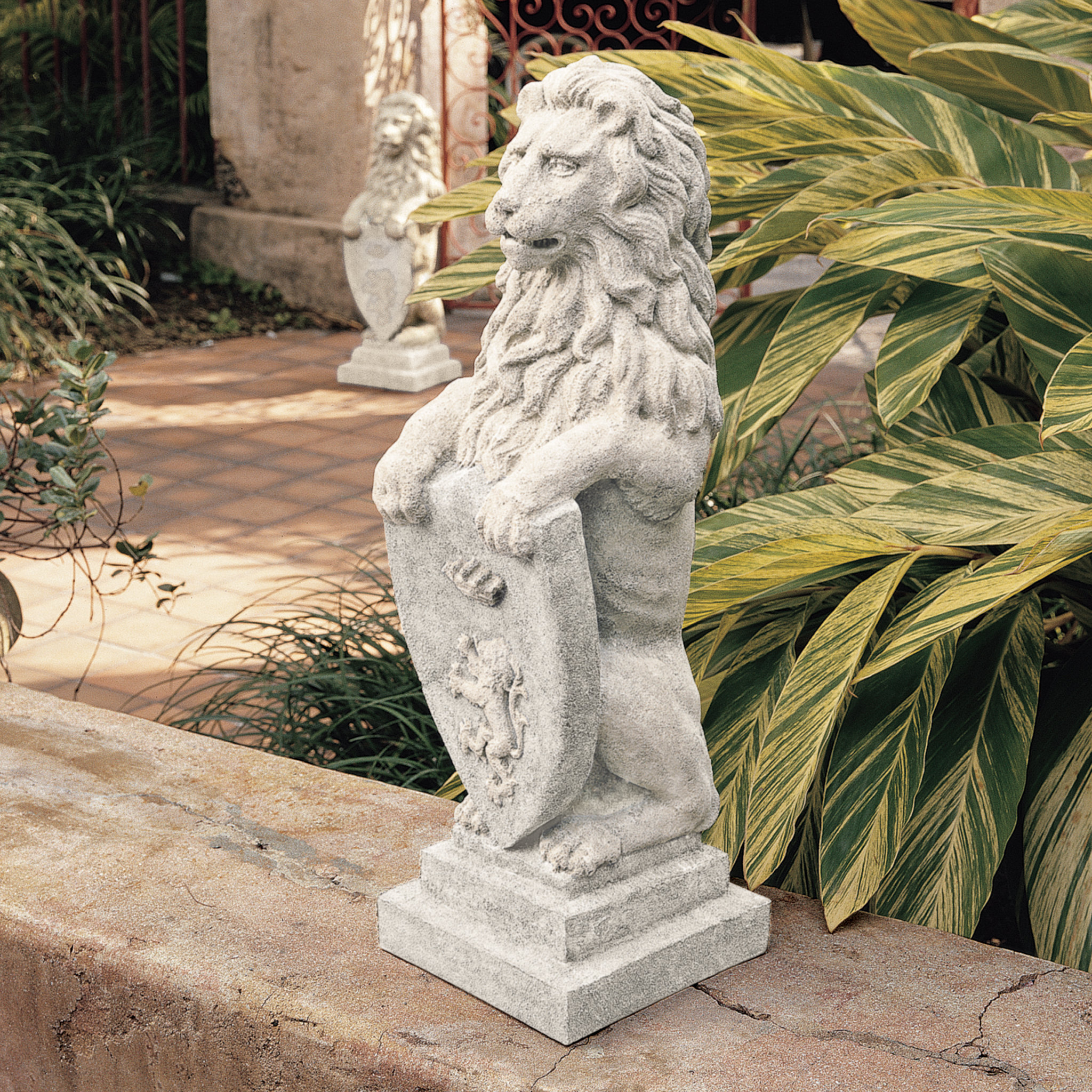 Design Toscano Beaumaris Castle Lion Statue & Reviews | Wayfair