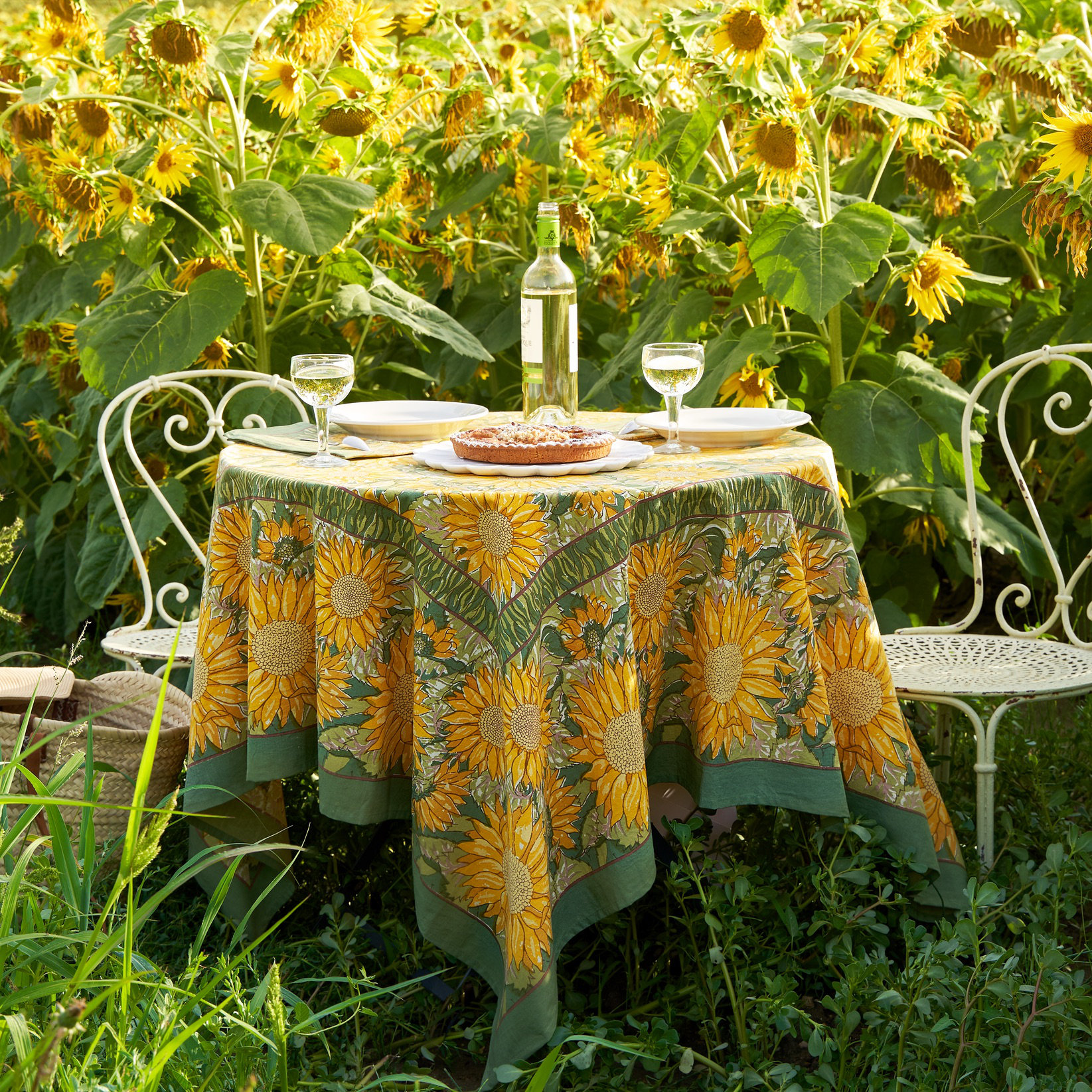 Couleur Nature Sunflower Round Tablecloth | Wayfair
