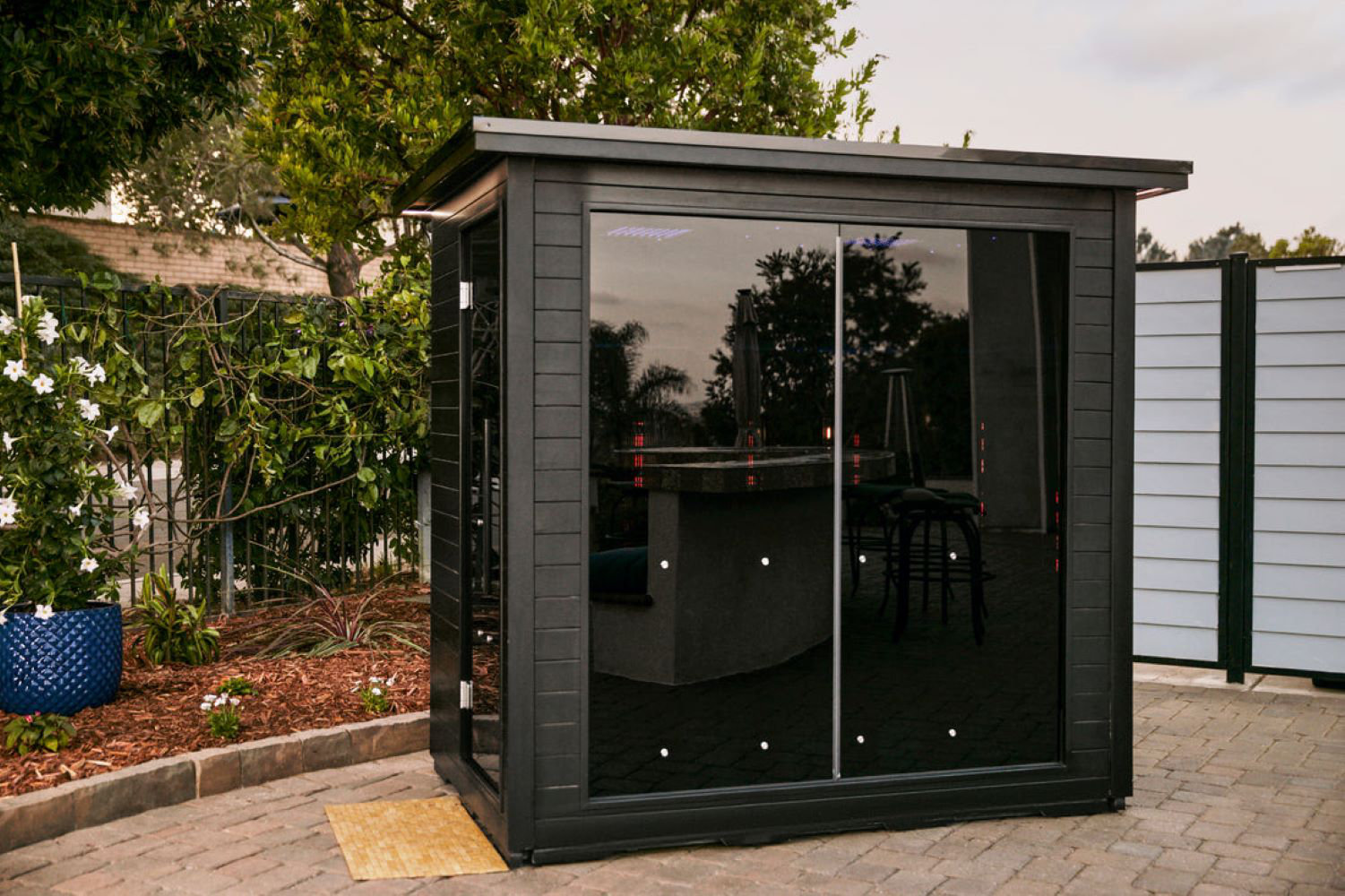 Sun Home Saunas Sun Home Luminar™ Outdoor 5-Person Full-Spectrum ...