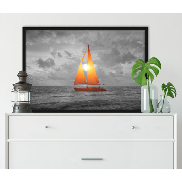 Küstenhaus Gerahmtes Poster Segelboot nahe der Küste | Wayfair.de