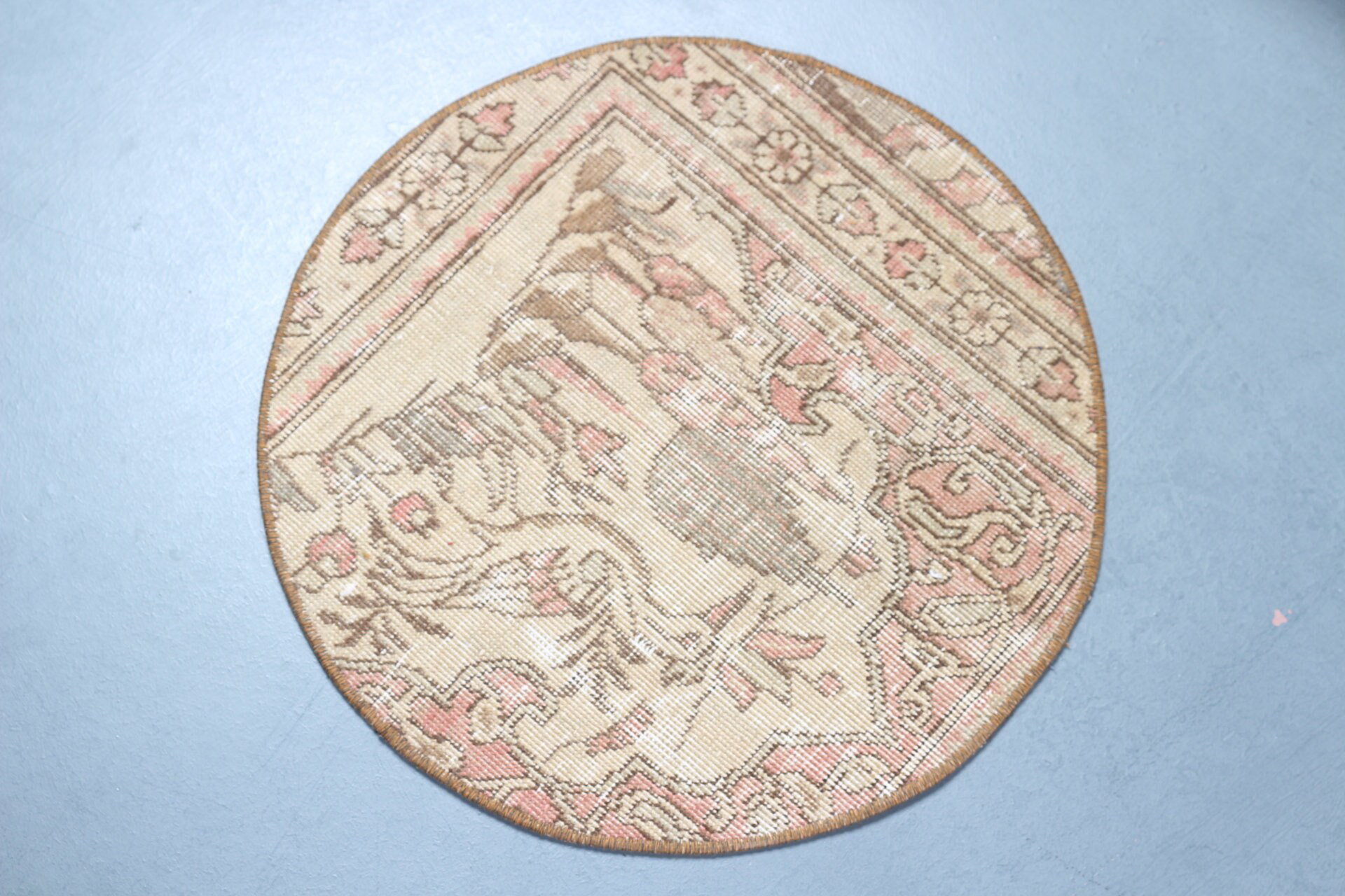 Dakota Fields Handwoven Vintage Round Turkish Rug in Beige and Pink ...