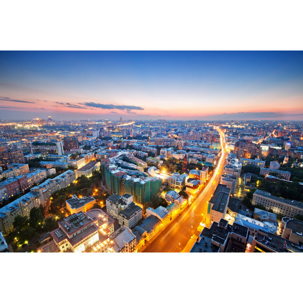 17 Stories Nacht-Skyline von Moskau von Ser-alim - Drucken | Wayfair.de