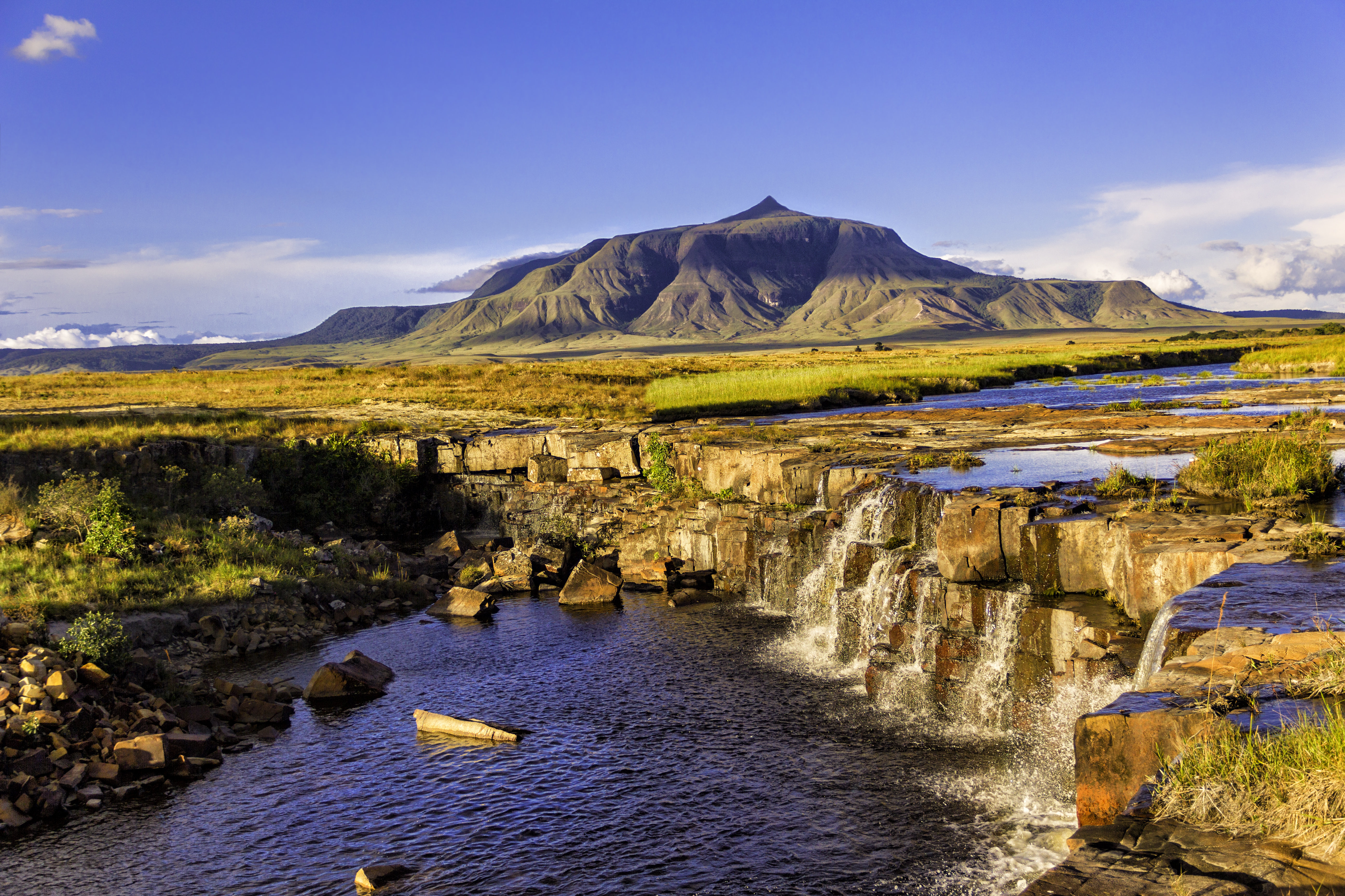 Highland Dunes Chirimata Waterfalls at Gran Sabana, Venezuela by ...