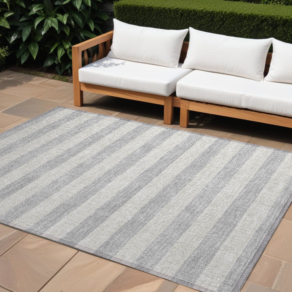 HomeRoots Tapis extérieur lavable antidérapant à rayures grises et ivoire 8 pi x 10 pi - Wayfair ...