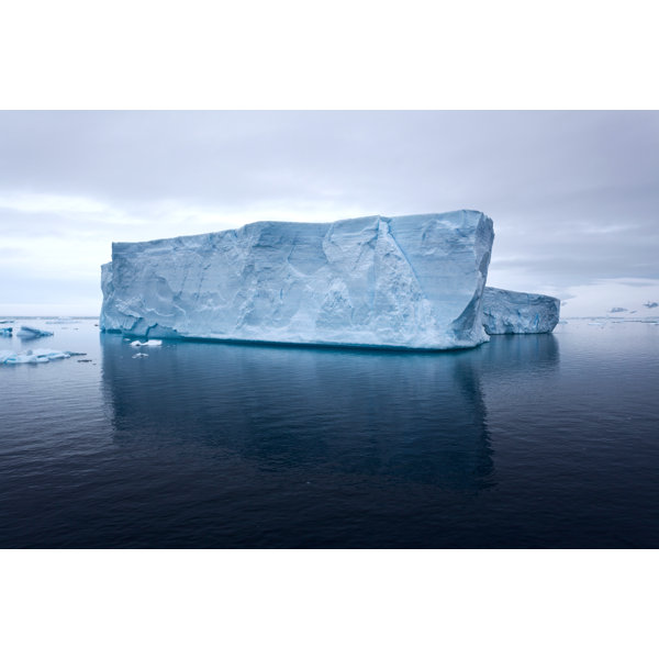 Beachcrest Home Schwimmender Eisberg von Hanis - Kunstdrucke | Wayfair.de