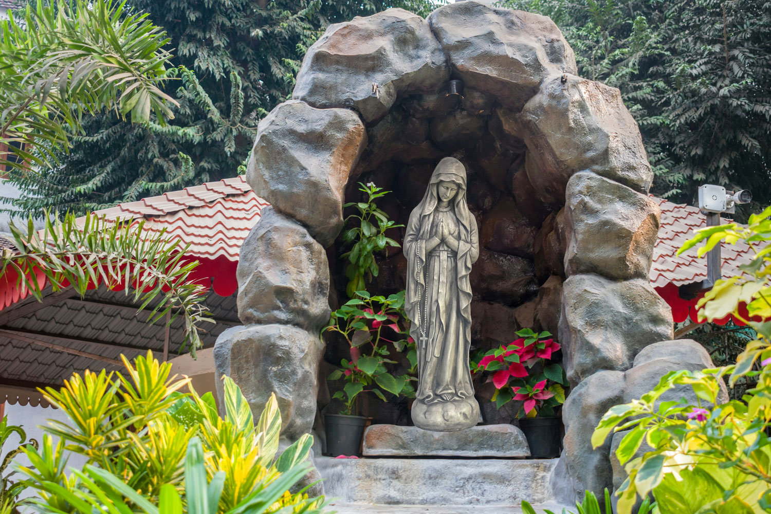 Red Barrel Studio® Damariae Blessed Mother Virgin Mary Garden Statue ...