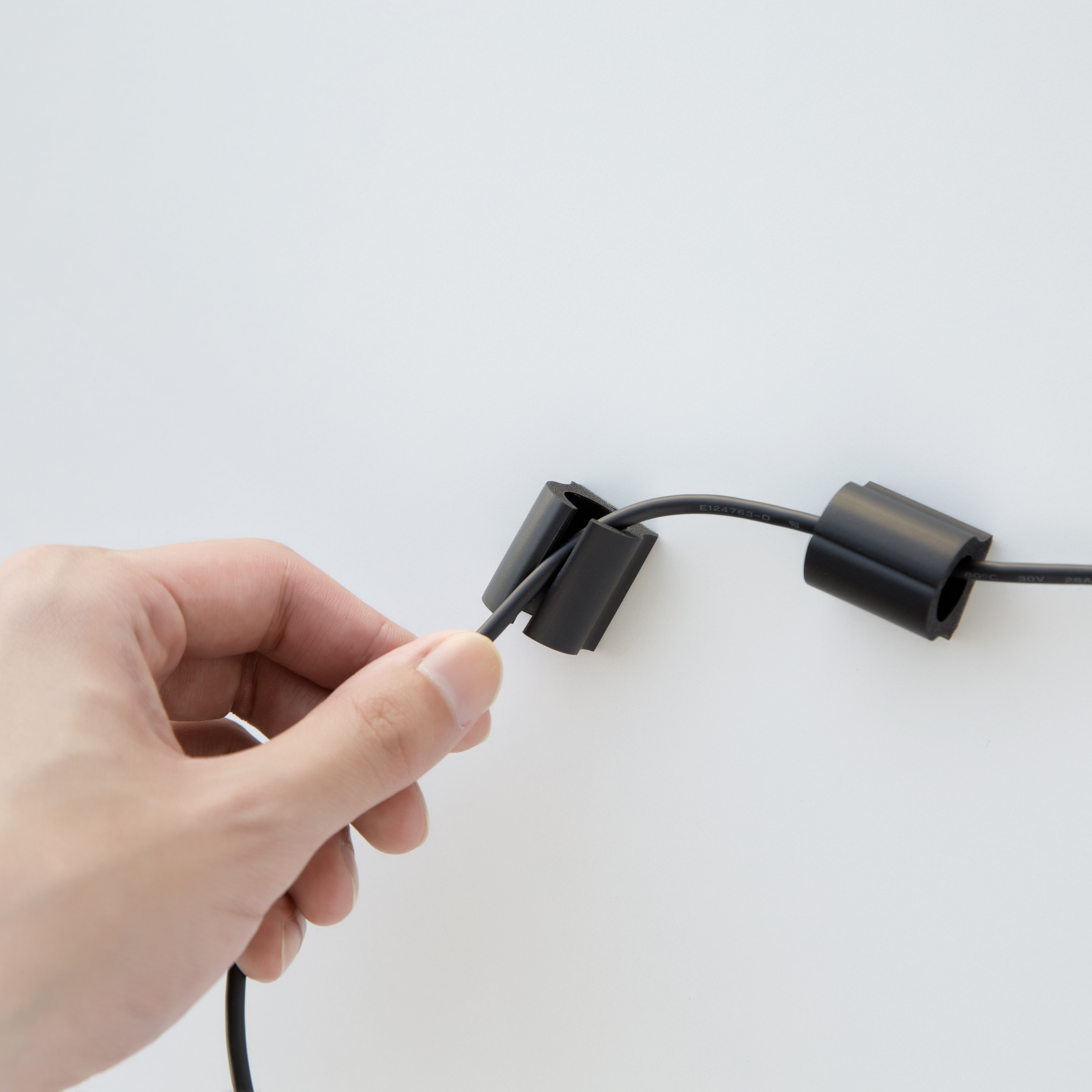 UT Wire 18 Piece Cable Management D Wings Cord Clips Assorted Kit ...