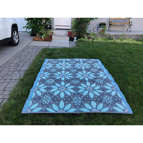Brayden Studio® Blocher Floral Blue Indoor/Outdoor Plastic Straw Rug ...