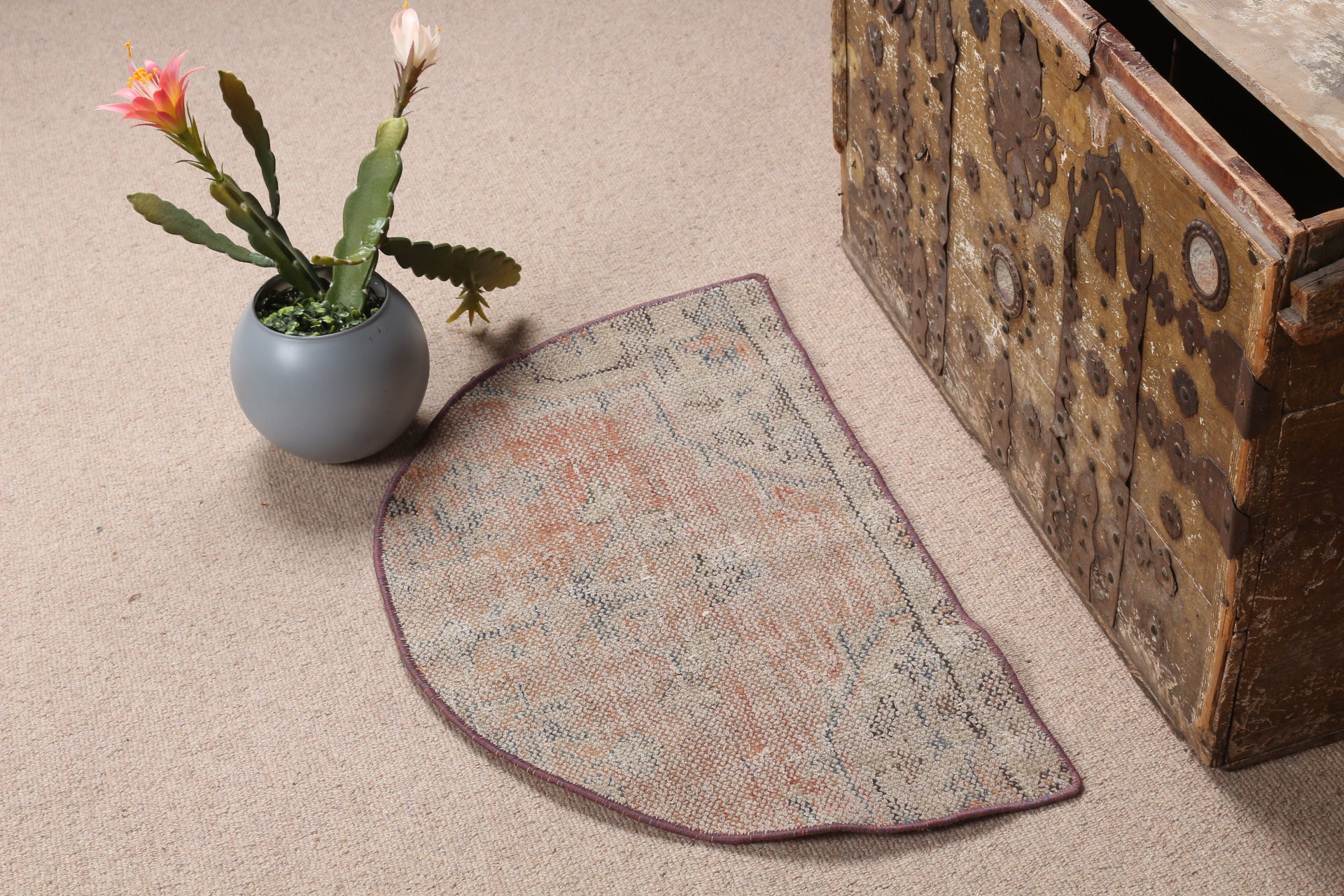 Bungalow Rose Vintage Small Round Turkish Anatolian Rug For Entry In ...