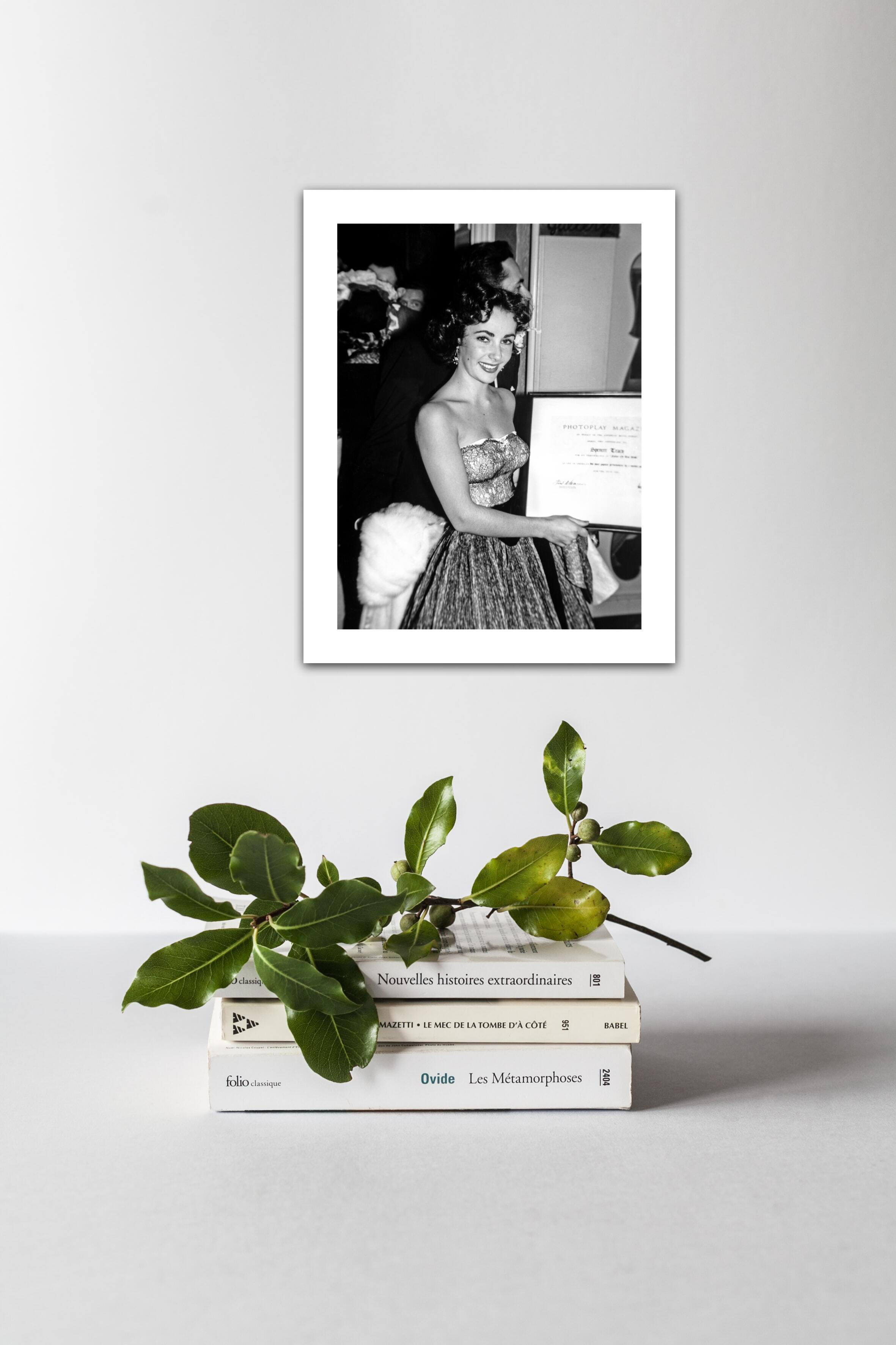 Globe Photos Entertainment & Media Portrait of Smiling Elizabeth Taylor ...