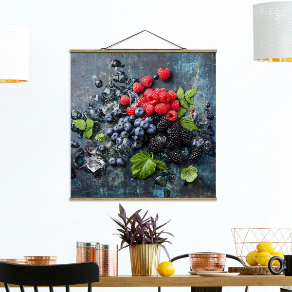 Ebern Designs Fotodruck Beerenmischung mit Eiswürfeln Holz | Wayfair.de