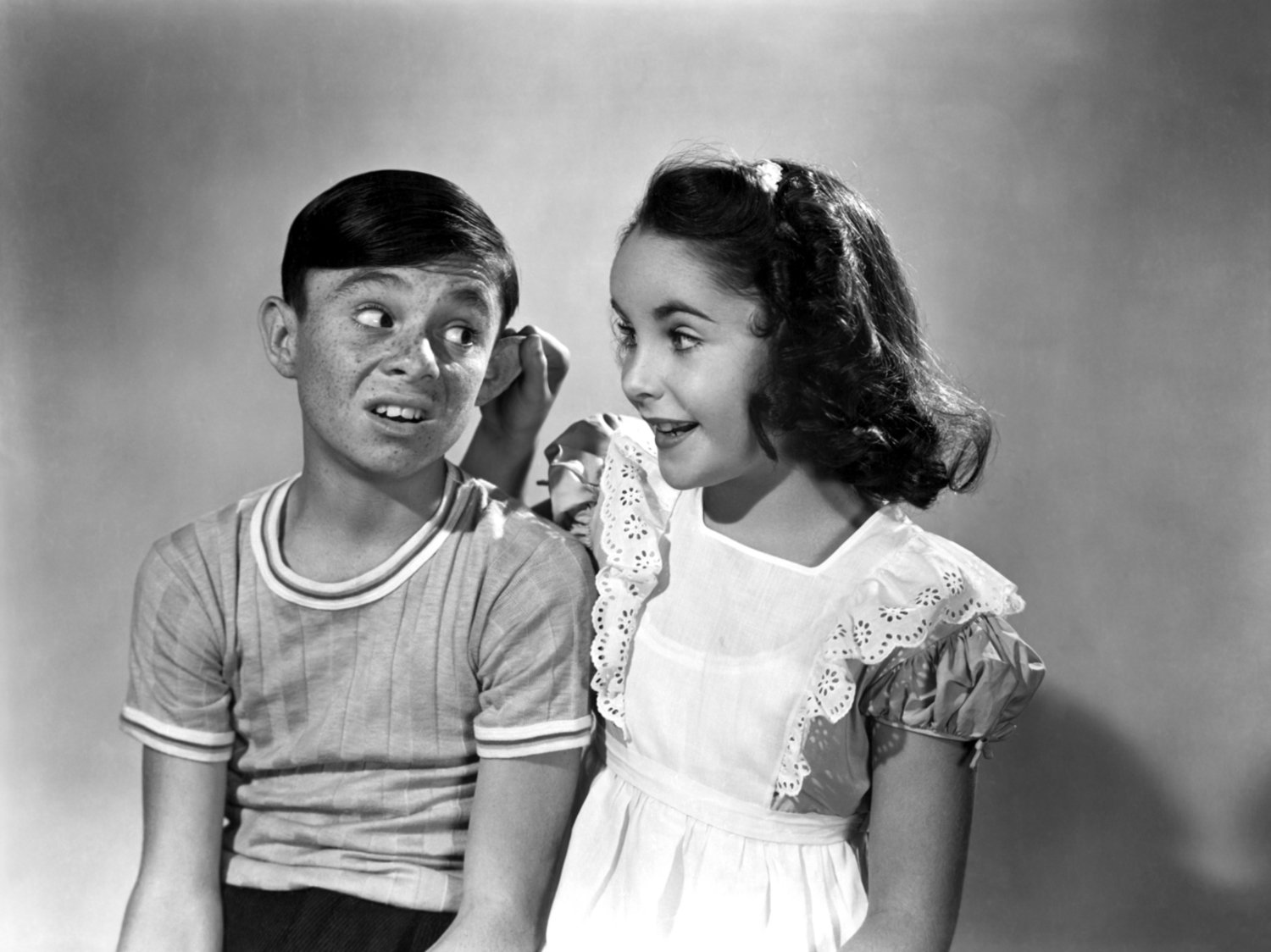 Globe Photos Entertainment & Media Elizabeth Taylor tirant l'oreille de ...