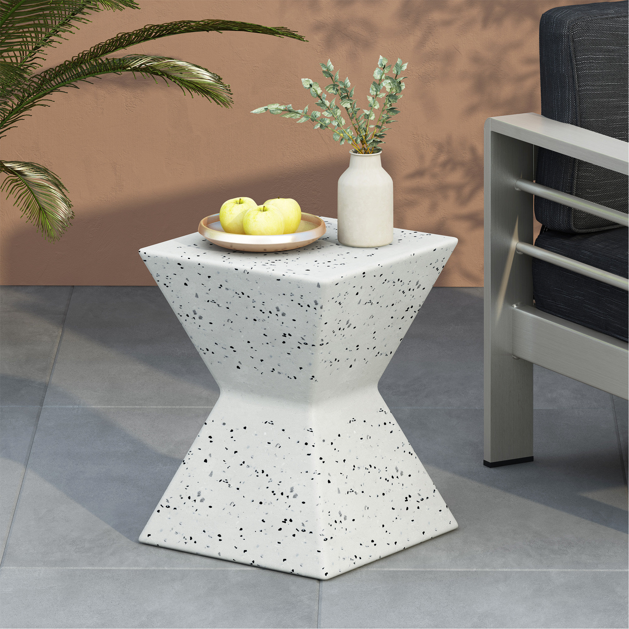 Ebern Designs Charmante table d'appoint d'extérieur en béton avec un ...