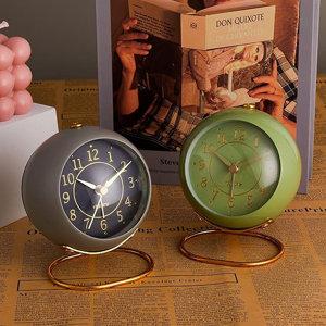Mercer41 Metal Desk Clock, Retro Bedroom Table Vintage Analog Alarm ...