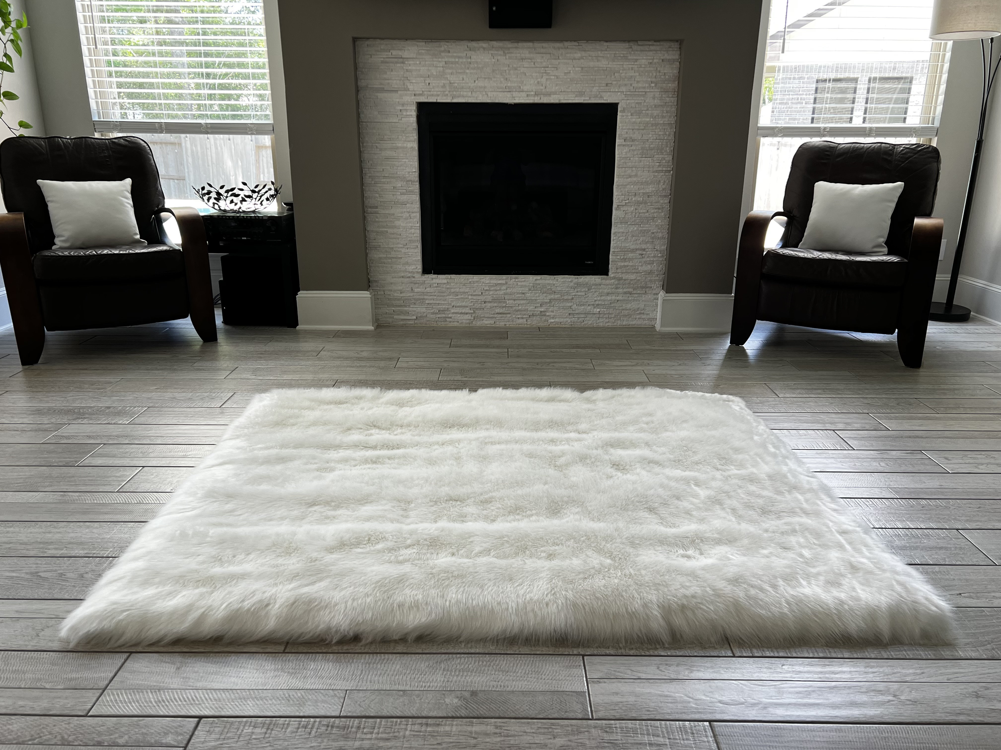 Everly Quinn Square Mar Vista Solid Color Machine Woven Faux Sheepskin ...