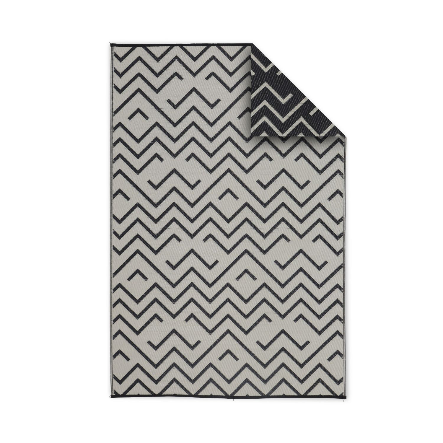 17 Stories Kavien Hand Hooked Black Indoor / Outdoor Rug | Wayfair.co.uk