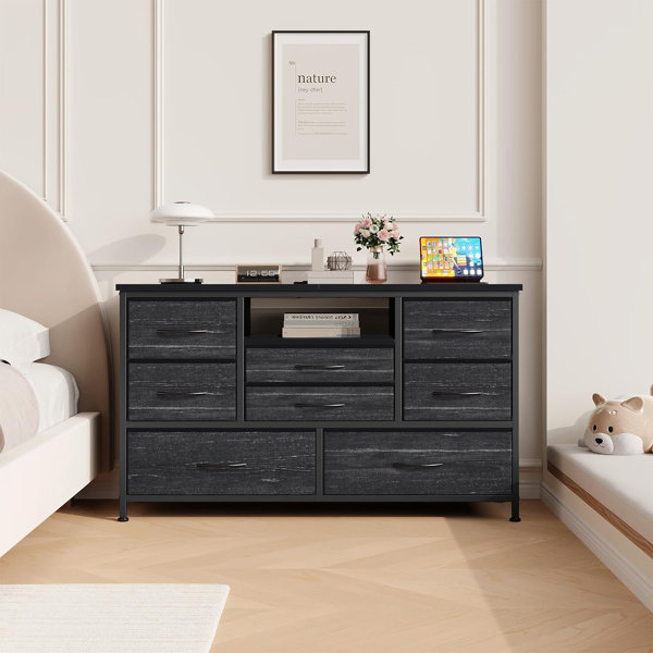 Wrought Studio Meuble télé commode avec prise de courant et téléviseur ...