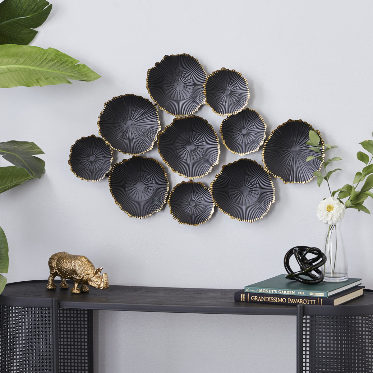 CosmoLiving by Cosmopolitan Cosmopolitan Black Metal Plate Home Wall ...