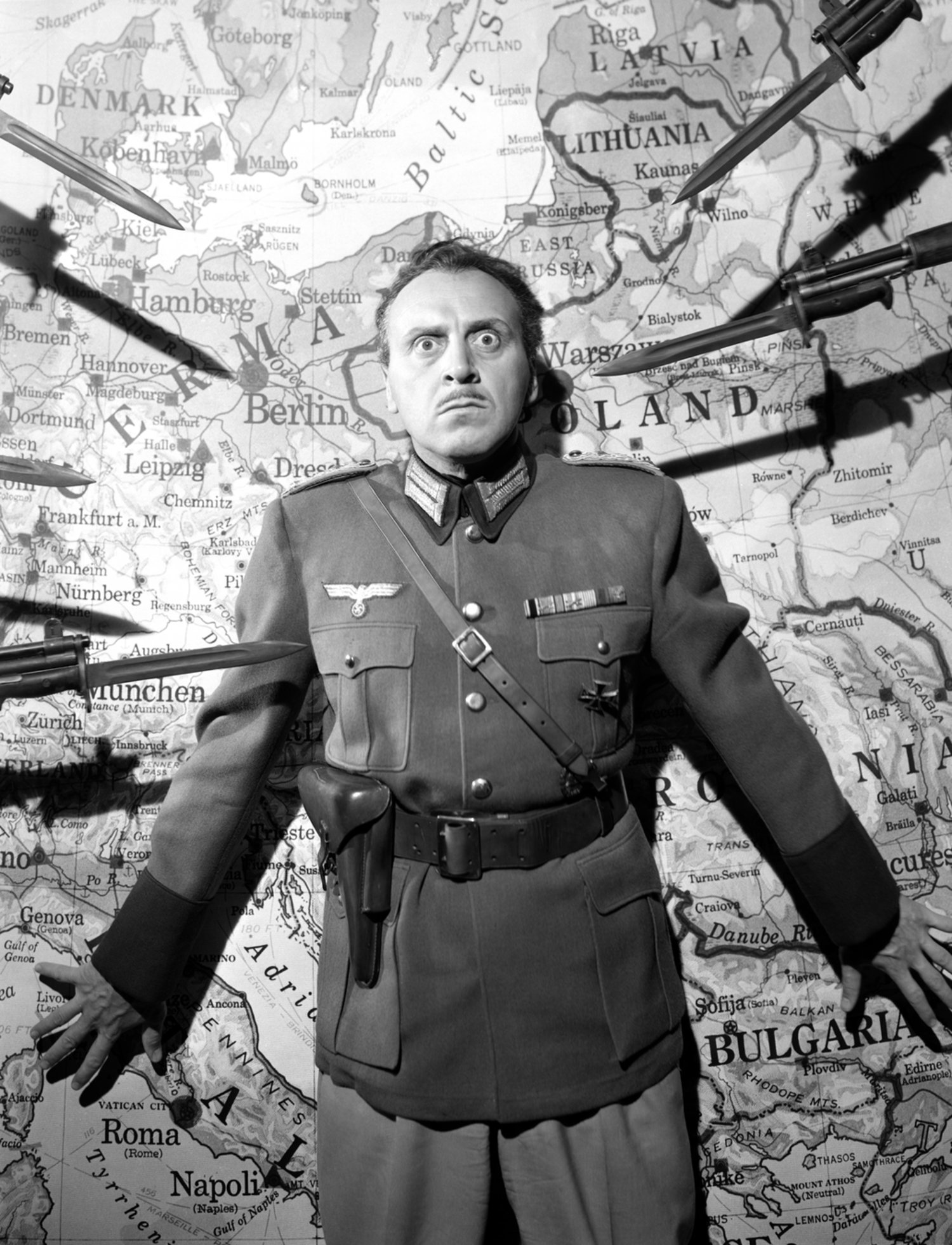 Globe Photos Entertainment & Media Scared George Coulouris Standing ...