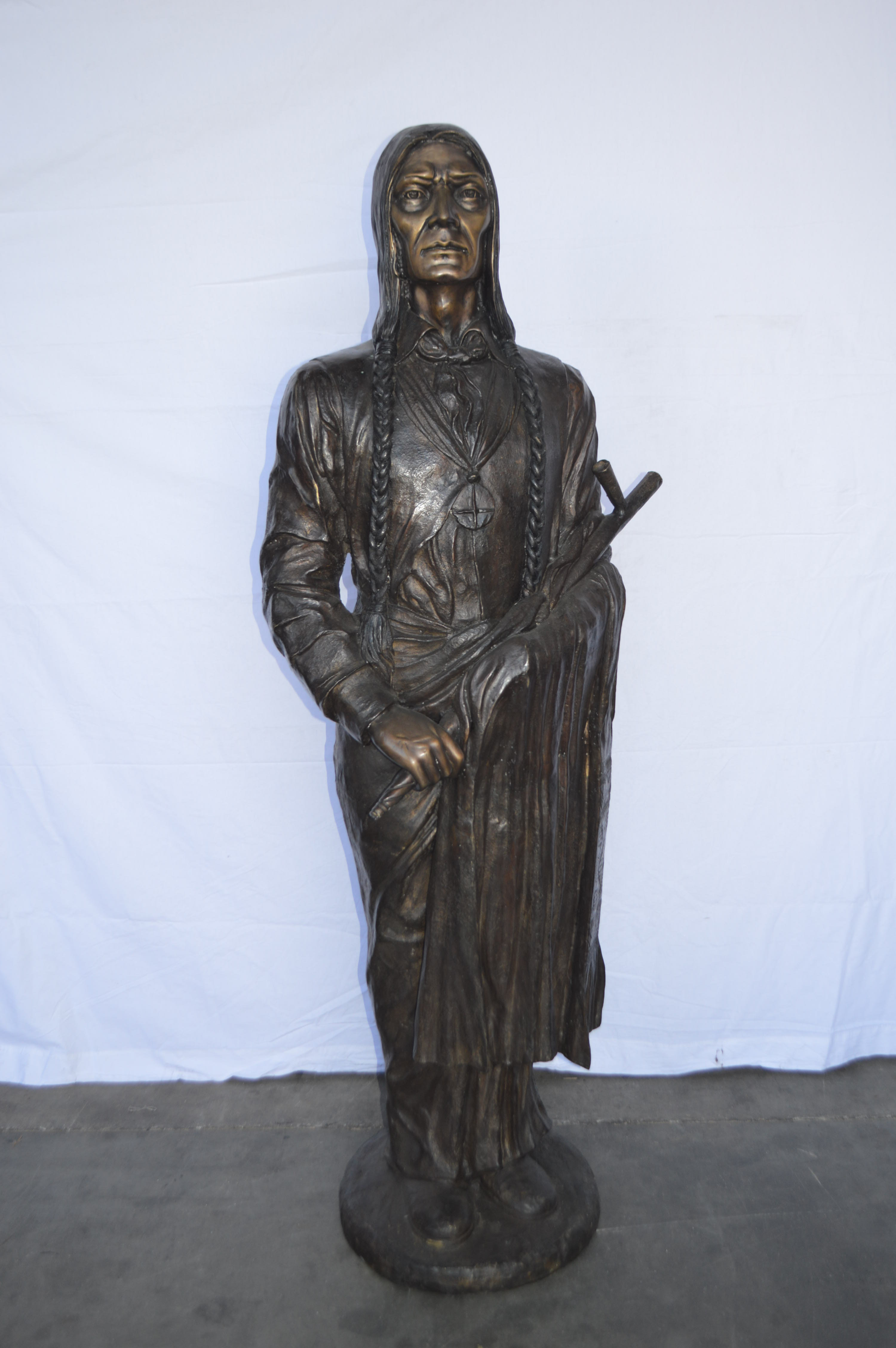 Nifao Statues Indian Holding A Pipe Bronze Statue Life Size - Size: 26 ...