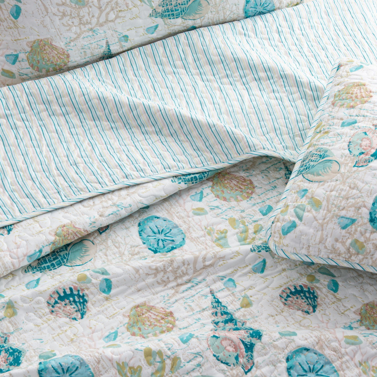 FreshFolds Vintage Coastal Seashell Quilt Set with Shams & Reviews ...
