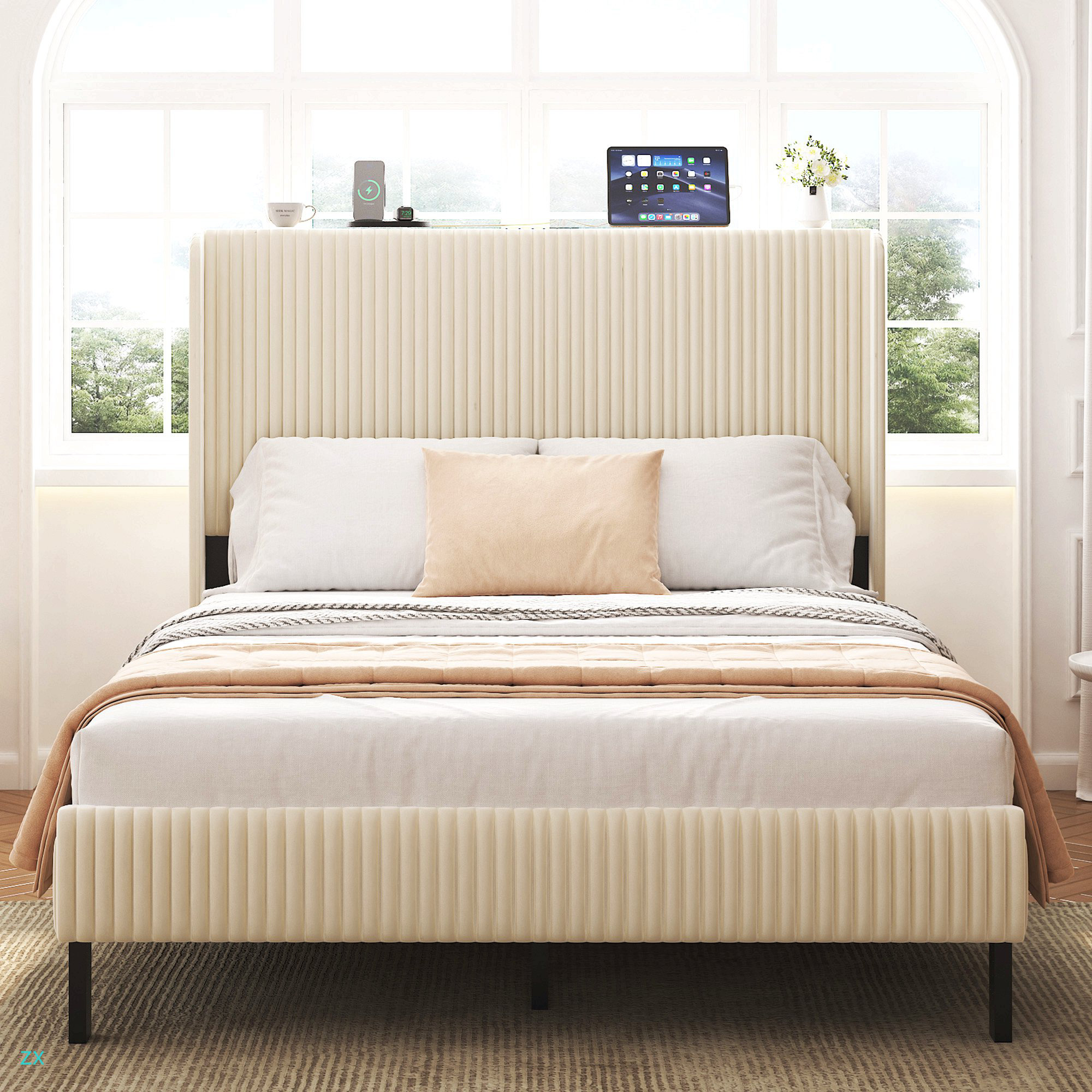 Ebern Designs Grand lit plateforme, cadre de lit en métal avec station ...