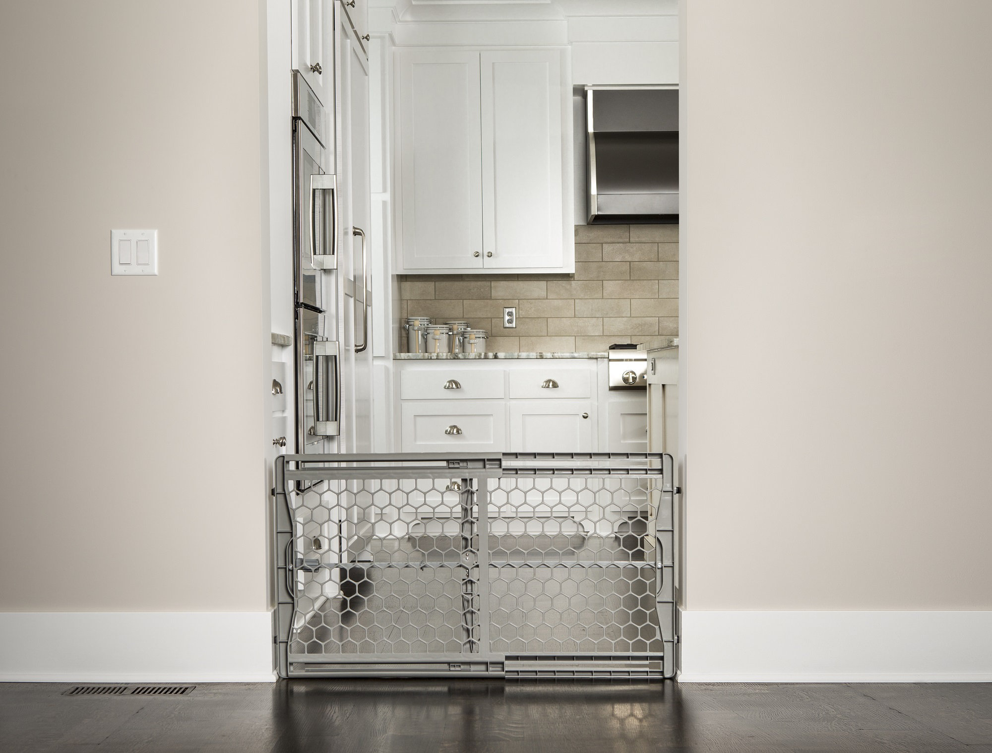 Regalo Easy Fit Adjustable 24 to 42 inches Wide Plastic Safety Gate ...