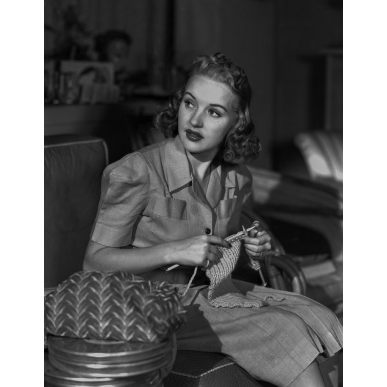 Globe Photos Entertainment Betty Grable Knitting On The Film Set On ...