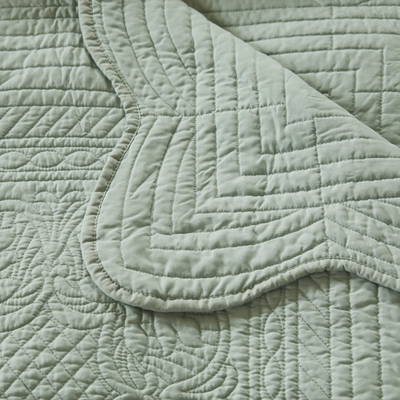 Madison Park Journey Oversized Quilted Throw with Scalloped Edges ...