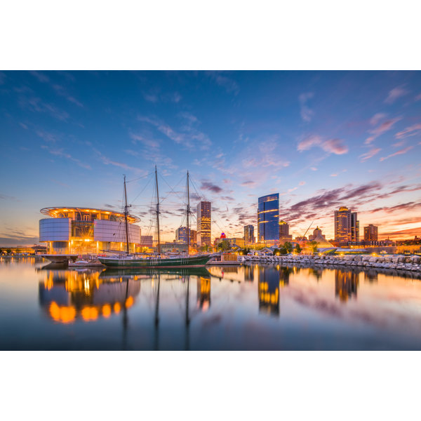 17 Stories Milwaukee Skyline von Sean Pavone - Druck | Wayfair.de
