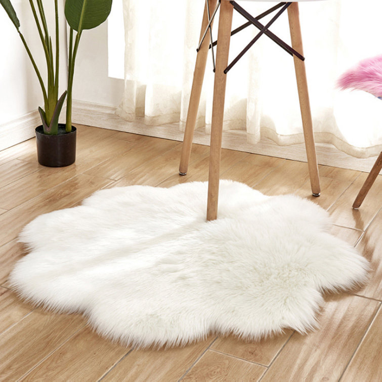 Fjørde & Co Oundle Flower Shaped Super Soft Shaggy Area Rug White ...