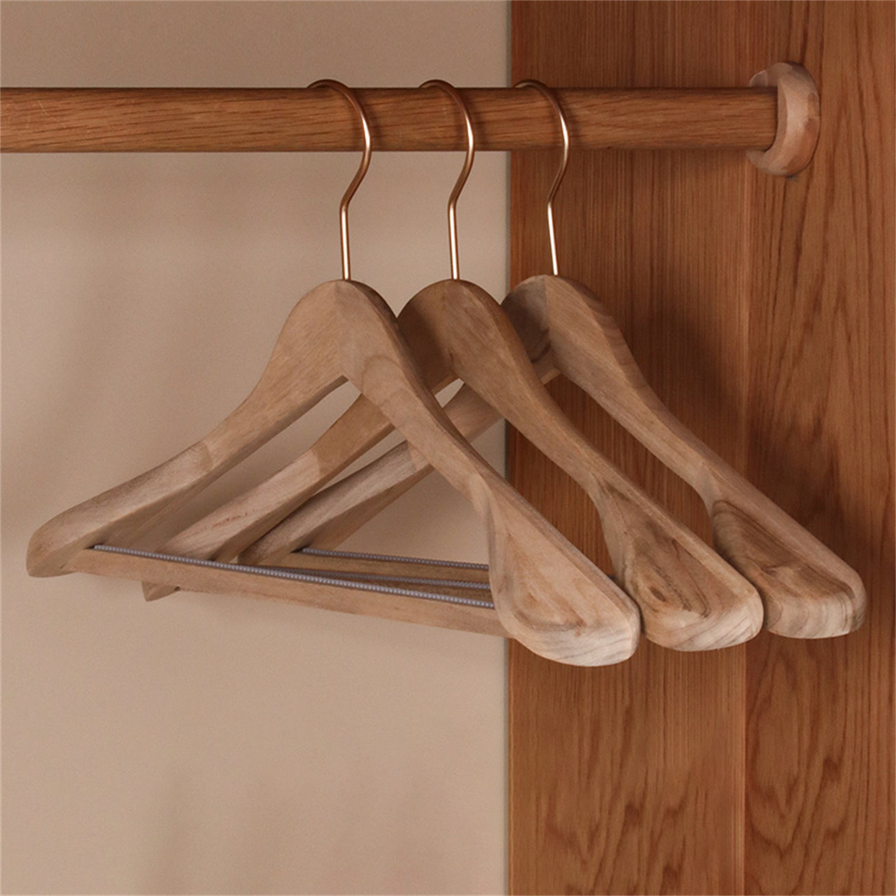 Thrones Designs Gentlemen's Choice Wide-Shoulder Wooden Hangers ...