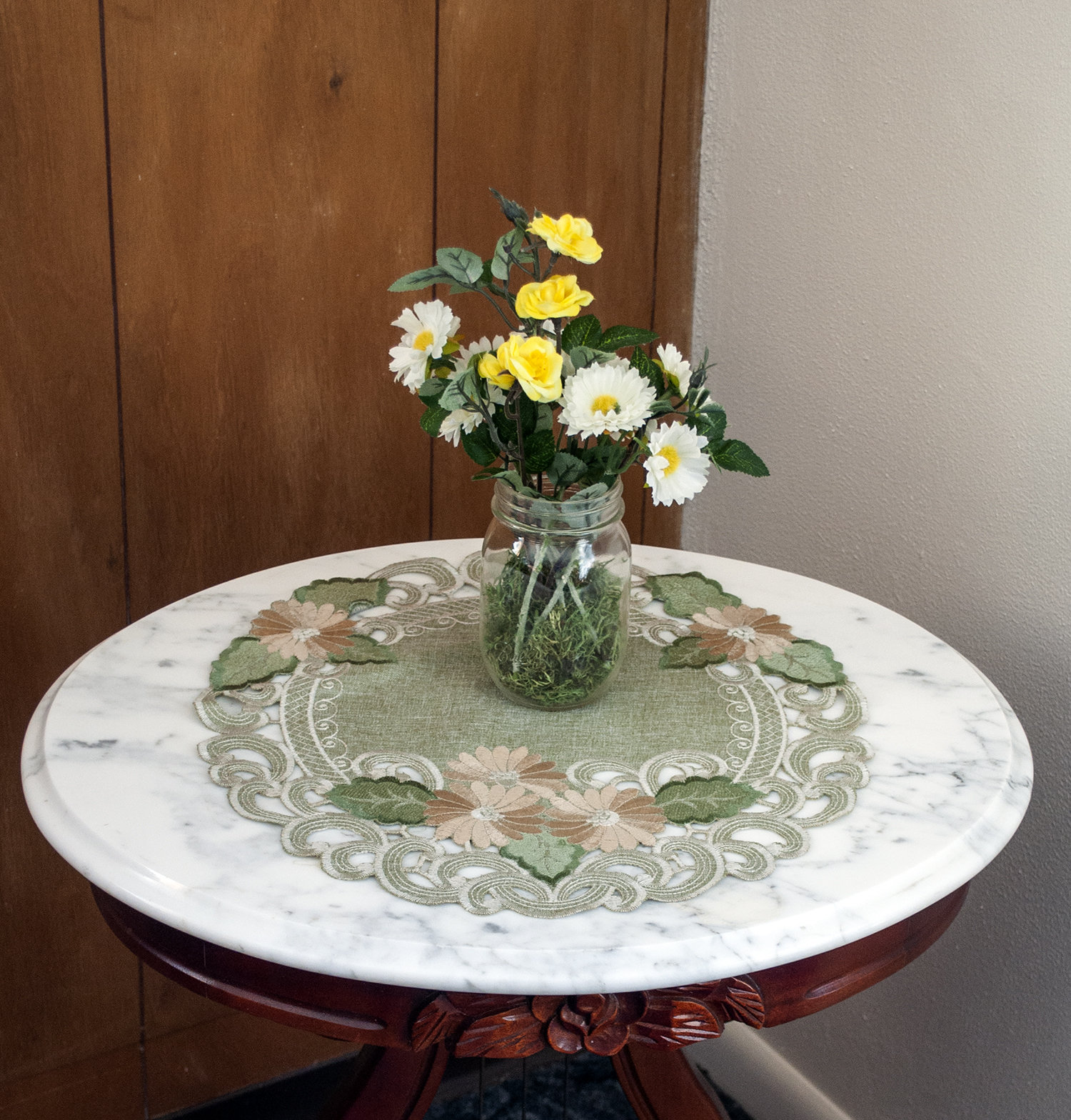 Winston Porter Riggleman Circle Floral Gold Daisy on Green Polyester 15 ...