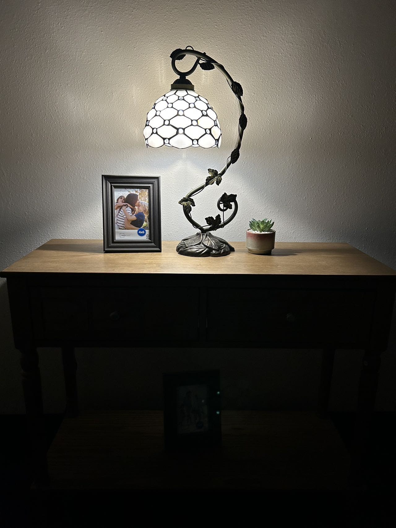 World Menagerie Copan Tiffany Style Table Lamp White Stained Glass Iron ...