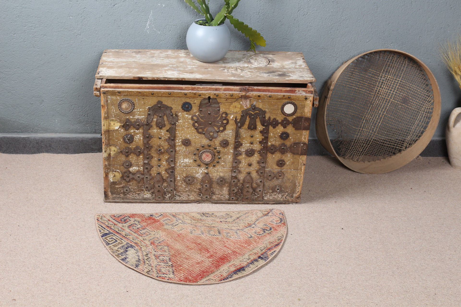 Bungalow Rose Immerse Your Living Room In Vintage Vibe With This Round ...