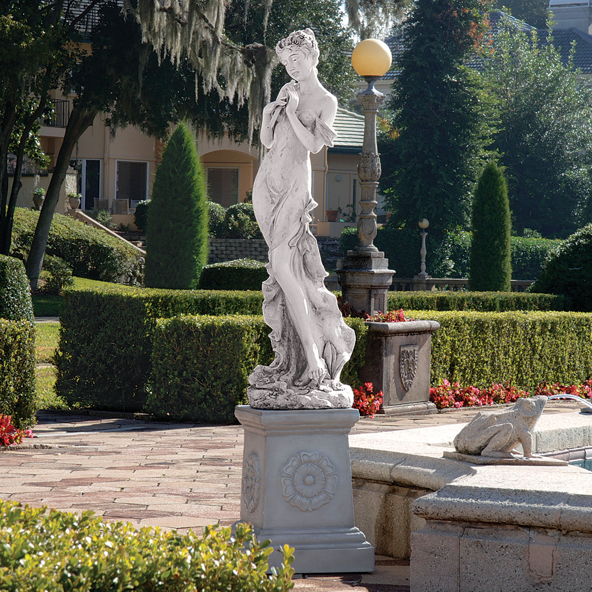 Design Toscano Statue surdimensionnée muse de jardin Thalia et ...