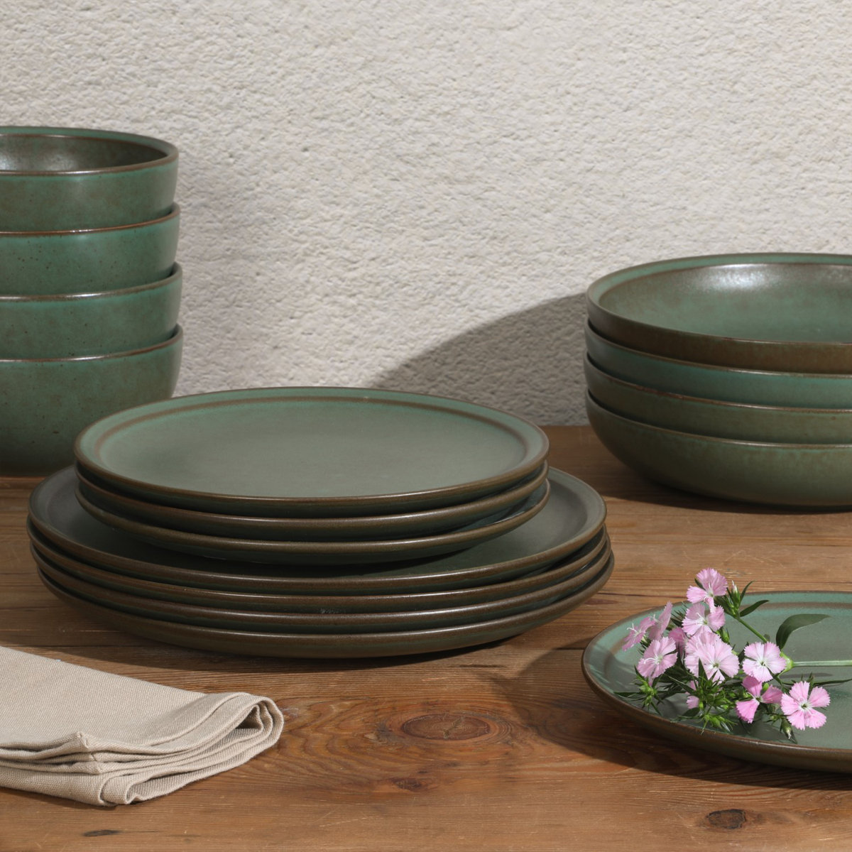 Gibson Elite Beckett Stoneware Matte Reactive Glaze 16 Piece Plates and ...