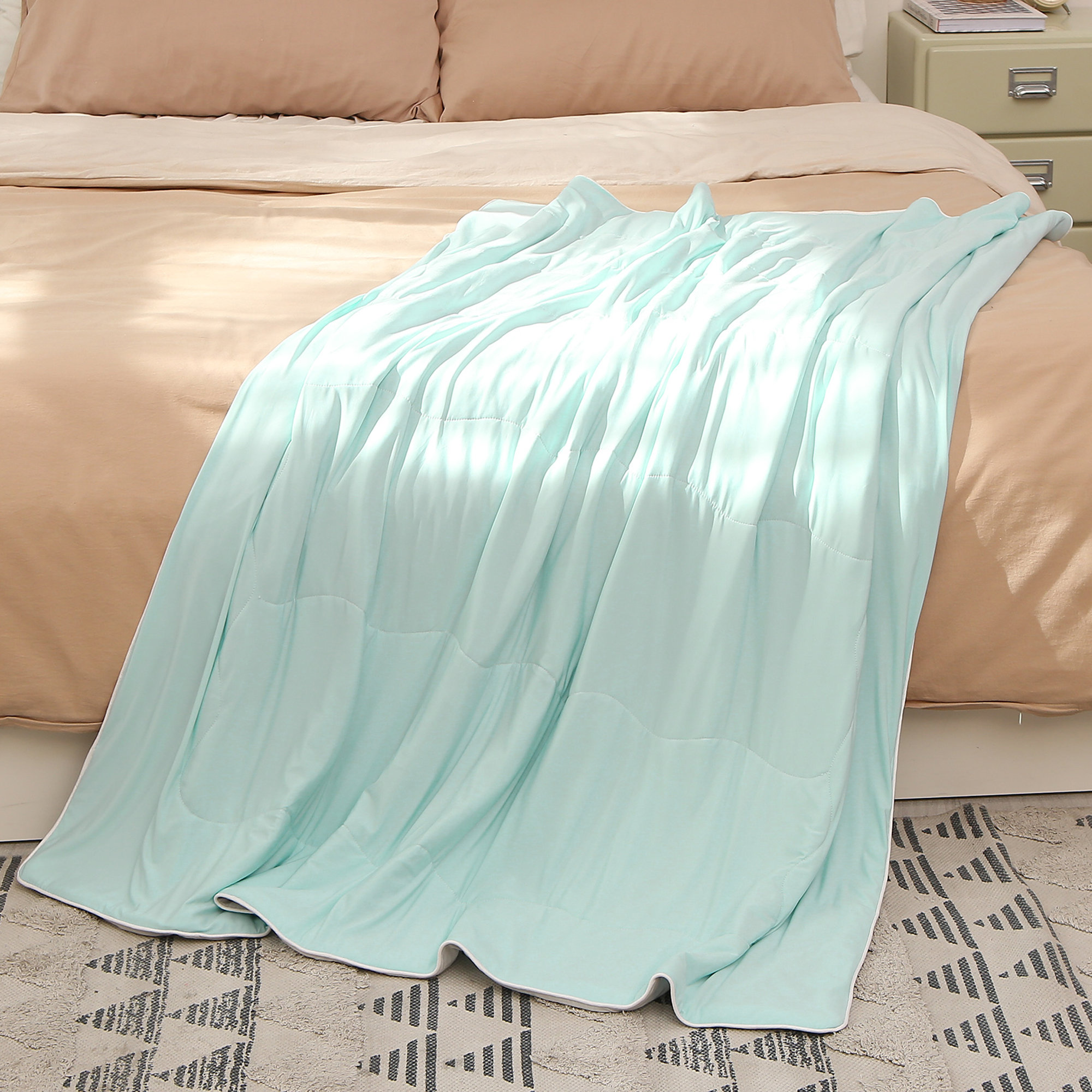 Catalonia Reversible Cooling Blanket, Lightweight Summer Comforter for ...