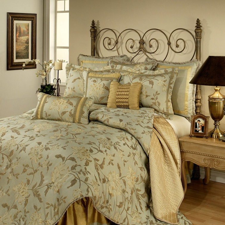 Austin Horn Classics Savoy Traditional Floral Comforter | Wayfair