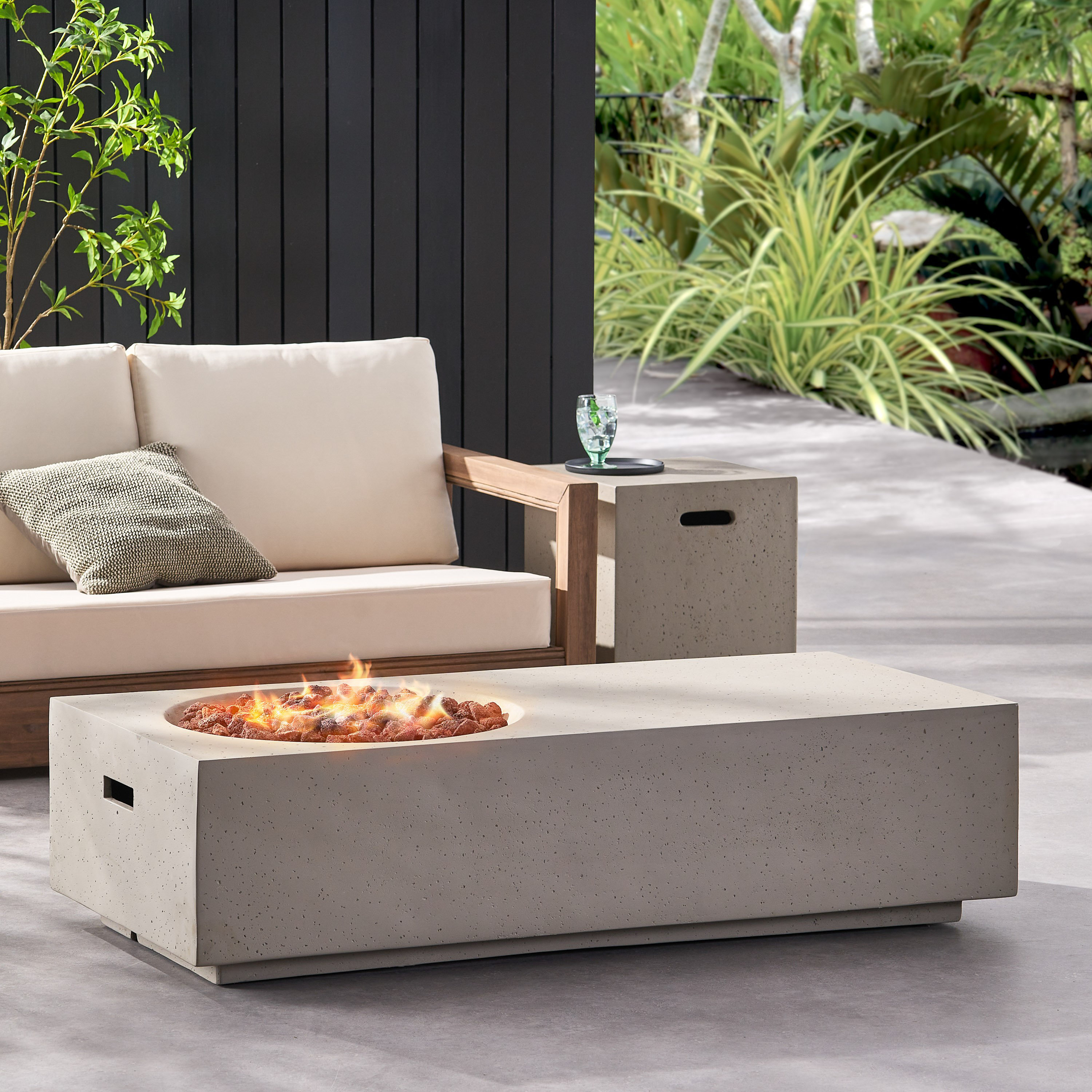 Wade Logan® Table de foyer d'extérieur au propane en béton H 14,75 po x ...