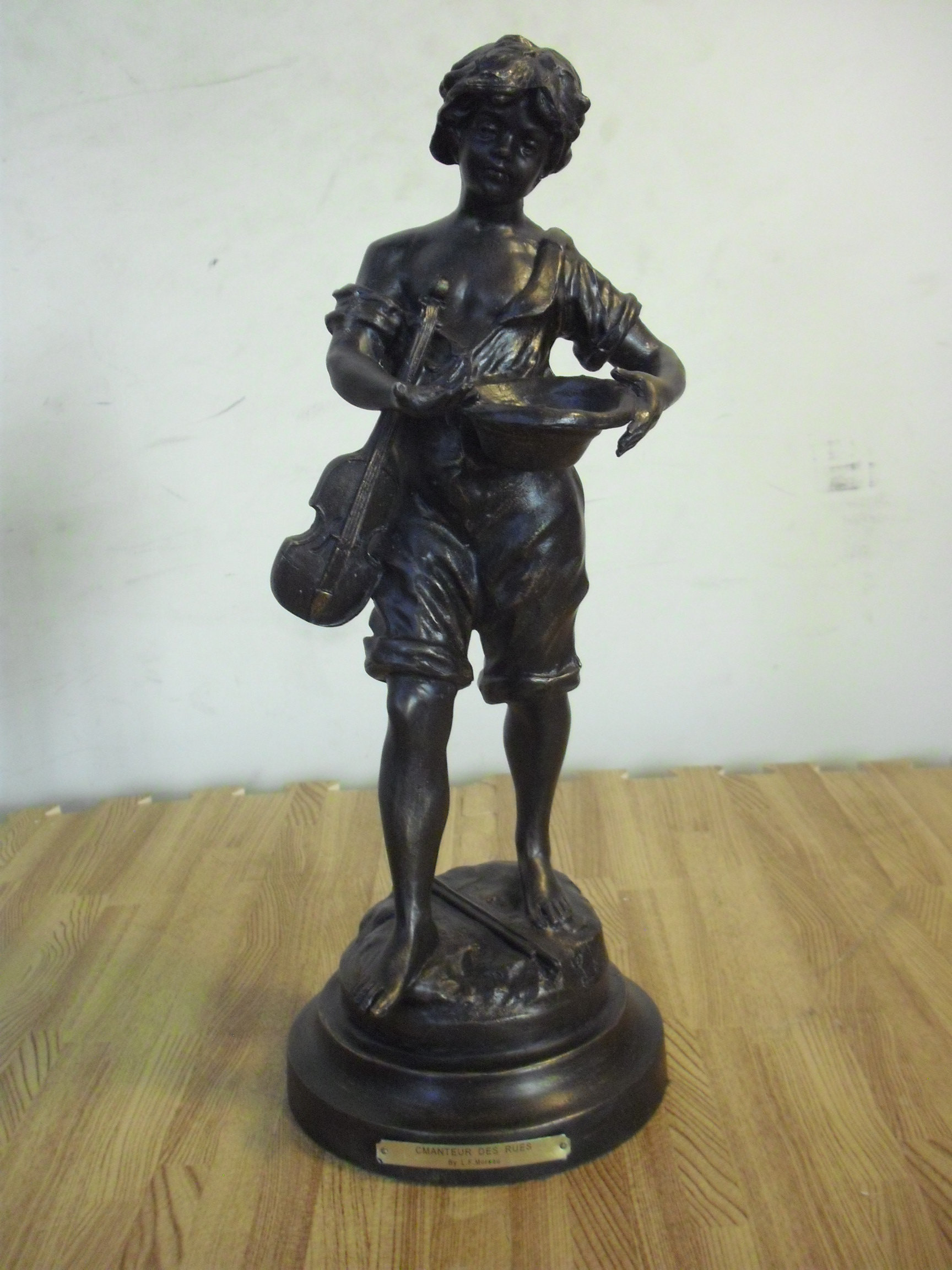 JB Hirsch Chanteur Des Rues Figurines & Sculptures | Wayfair