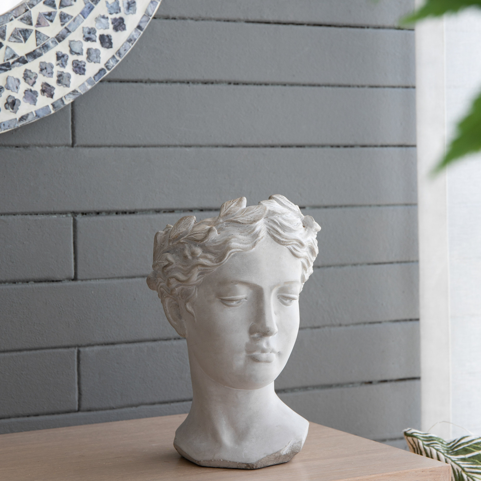 Fleur De Lis Living Jardinière en ciment de style grec - décor de ...