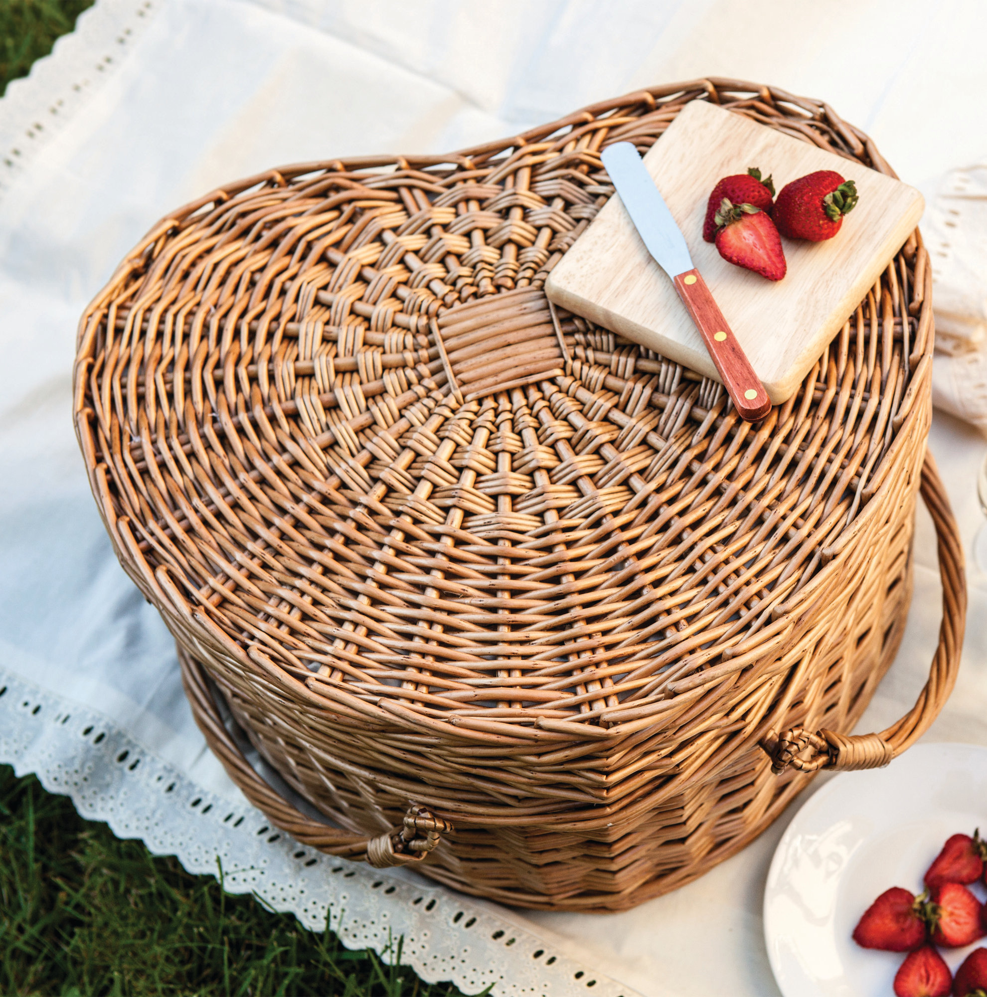 Picnic Time Heart Wicker Picnic Basket with 2 Person Picnic Set ...